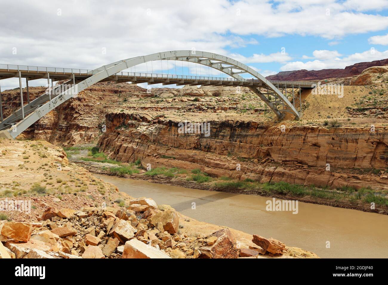 Crossing bridge -Fotos und -Bildmaterial in hoher Auflösung – Alamy