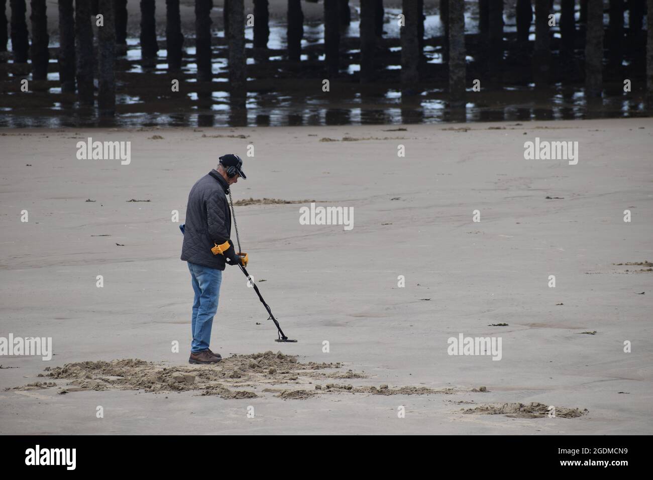 Metal detector beach -Fotos und -Bildmaterial in hoher Auflösung – Alamy