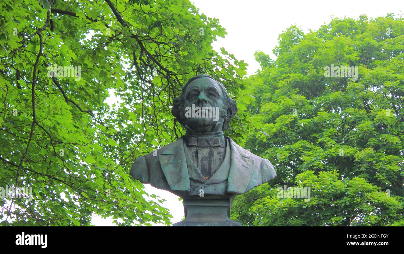 Runeberg statue helsinki -Fotos und -Bildmaterial in hoher Auflösung ...