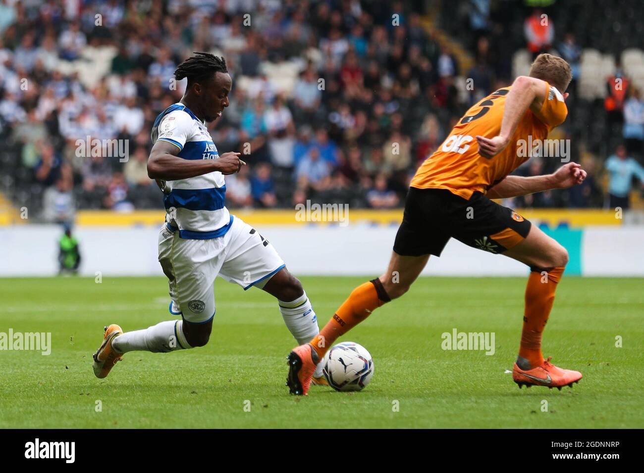 Moses Odubajo (links) der Queens Park Rangers und Callum Elder von Hull ...