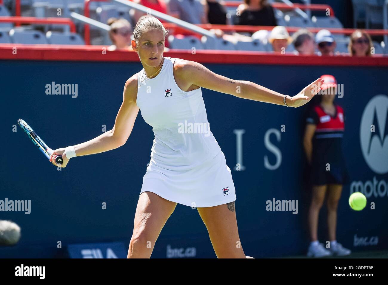 14. August 2021: Karolina Pliskova (CZE) gibt den Ball beim Halbfinale ... 14. August 2021: Karolina Pliskova (CZE) gibt den Ball beim Halbfinale ...