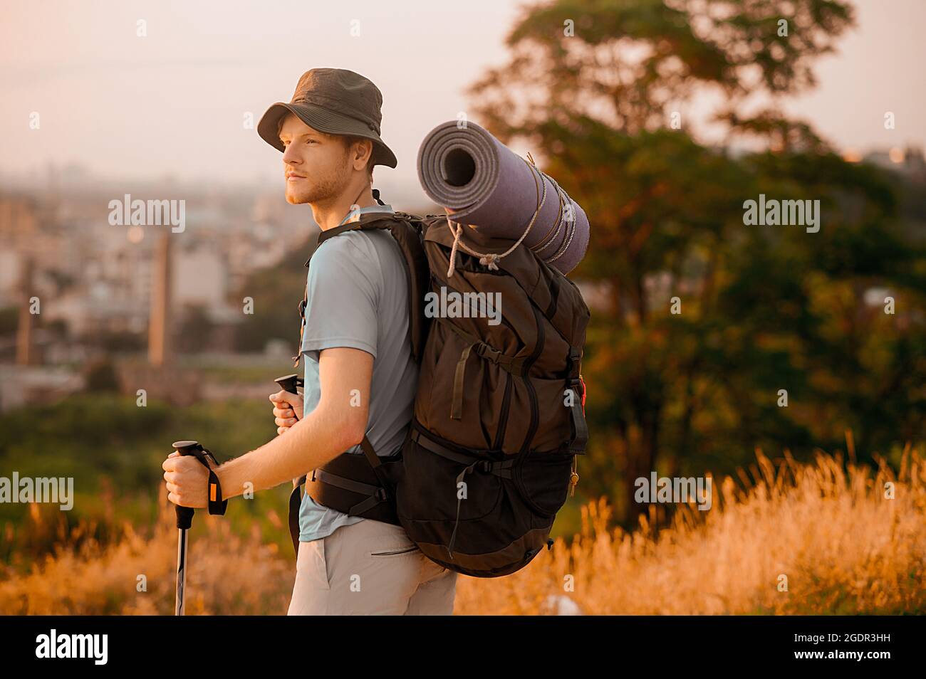 Auf dem Hügel. Ein großer Mann mit einem Rucksack, der auf dem Hügel ...