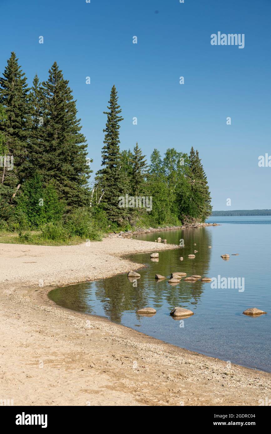 Die Küste des Clear Lake mit Reflexionen im Riding Mountain National ...