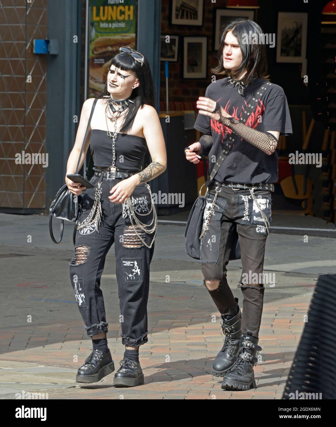 Goth couple -Fotos und -Bildmaterial in hoher Auflösung – Alamy
