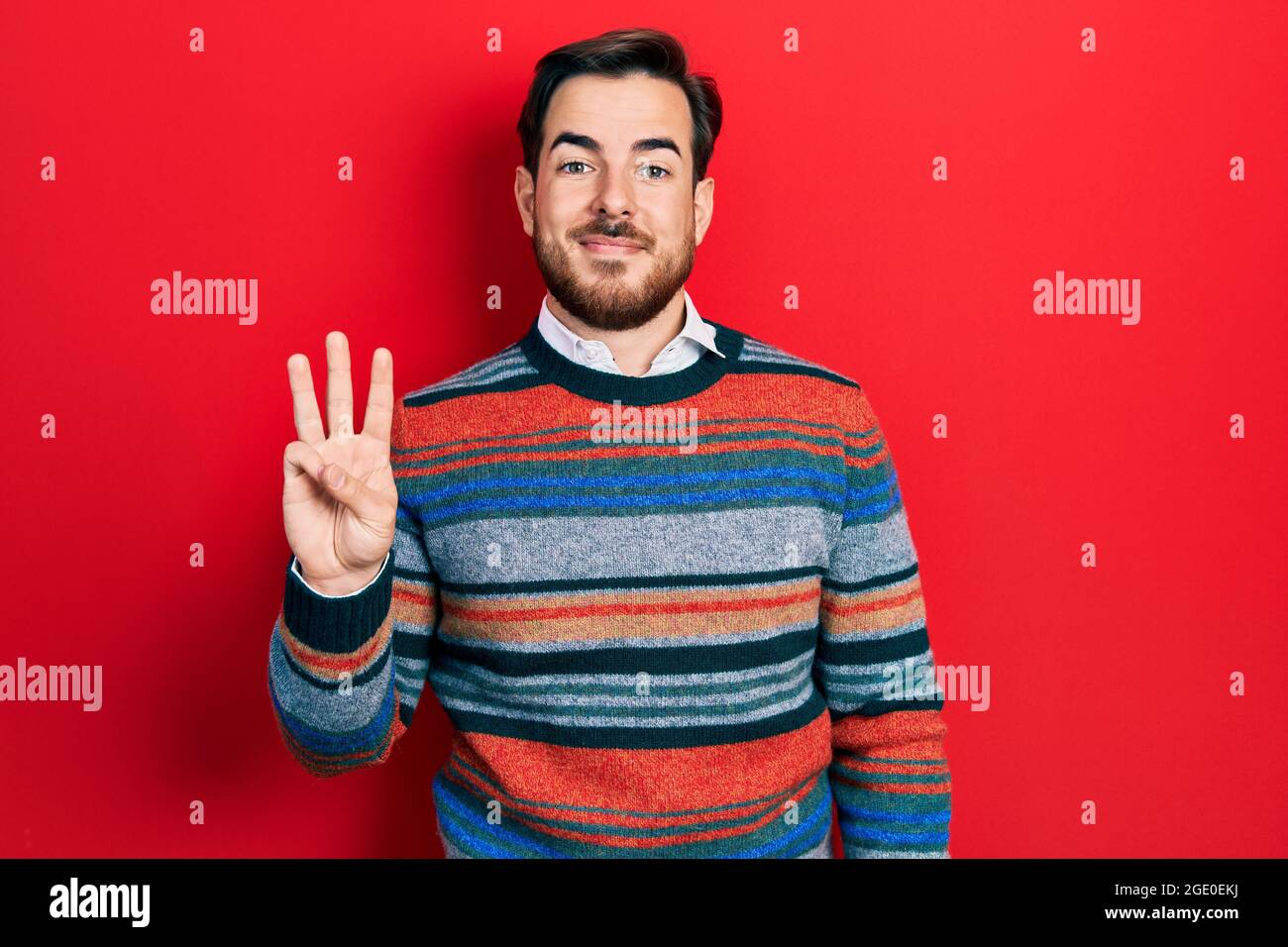 Hübscher kaukasischer Mann mit Bart und elegantem Winterpullover aus ... Hübscher kaukasischer Mann mit Bart und elegantem Winterpullover aus ...