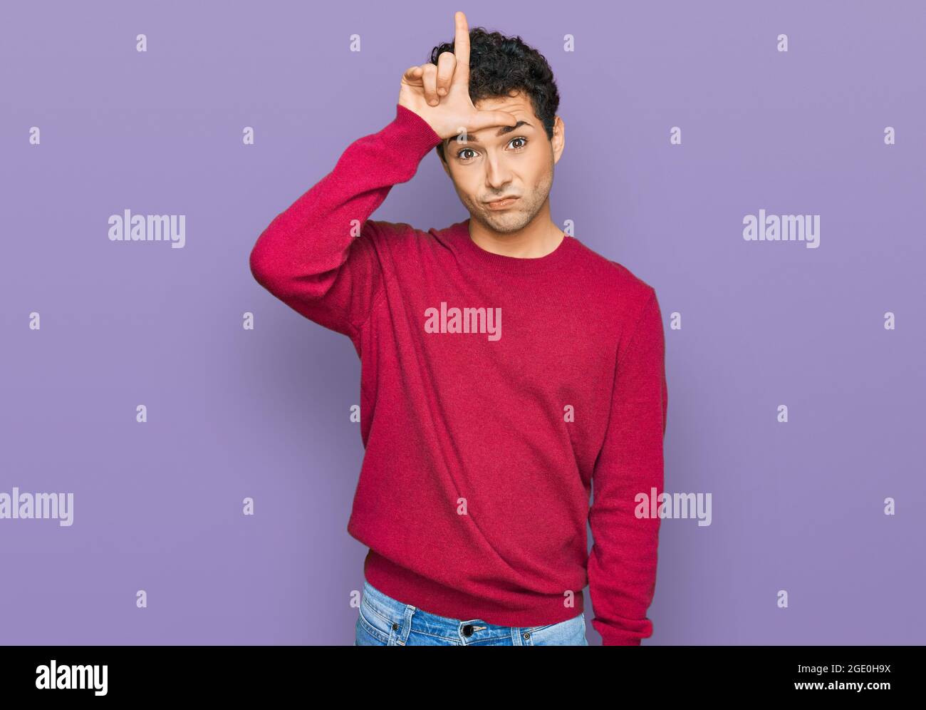 Junge gutaussehende Mann trägt Freizeitkleidung macht Spaß an Menschen ...