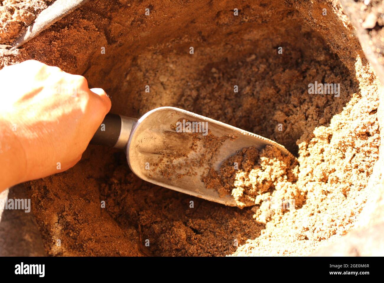 Graben mit der kelle -Fotos und -Bildmaterial in hoher Auflösung – Alamy