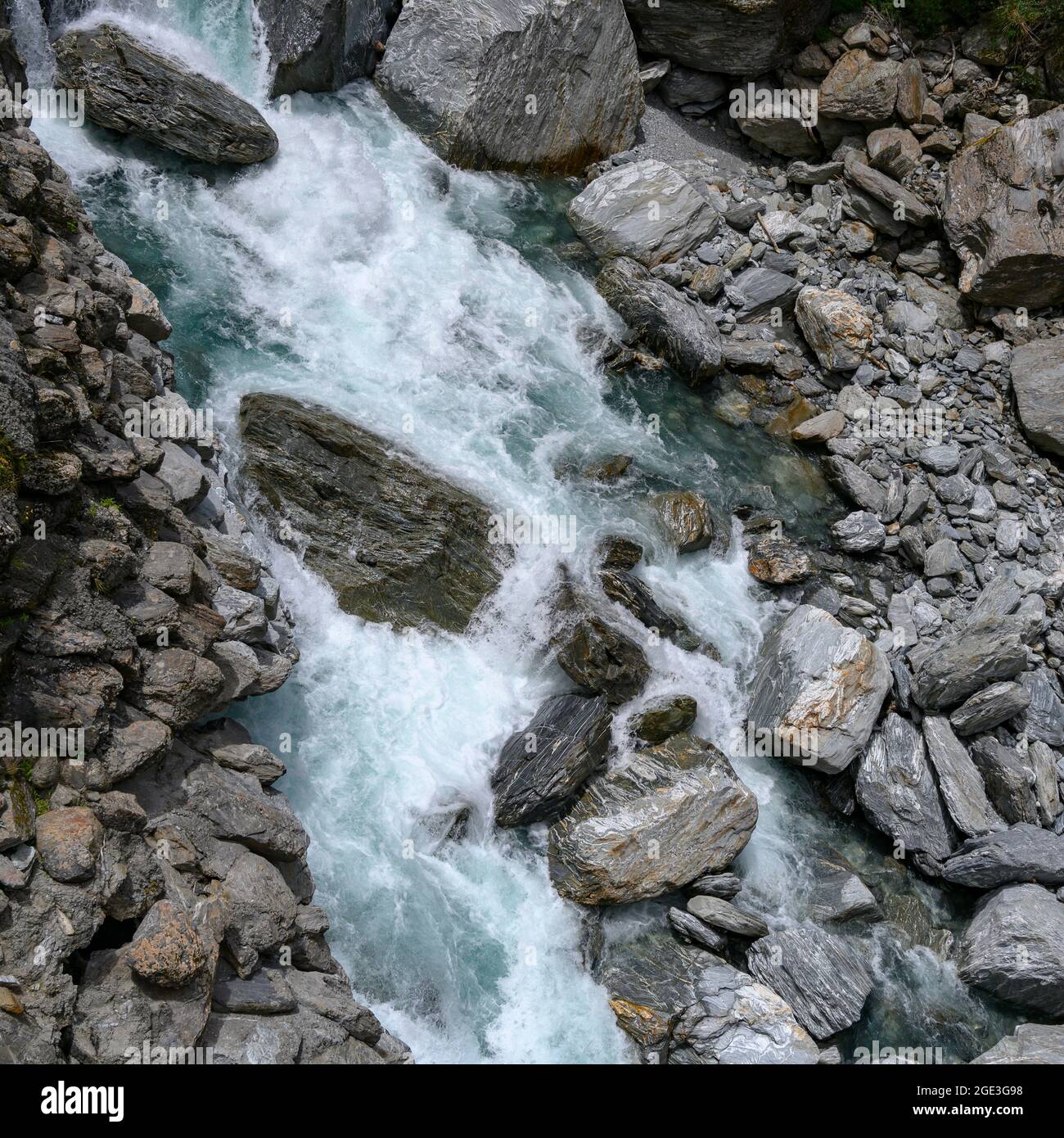 Erhöhter Blick auf den Wasserfall über Felsen, Gates of Haast, Mt ...