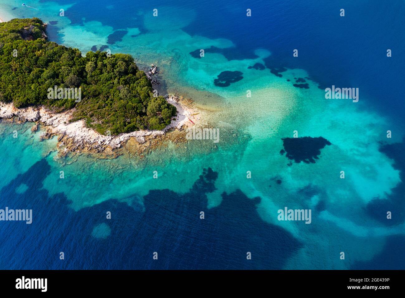 Luftaufnahme von zwei Kajaks am Strand der Insel Ksamil, aufgenommen ...