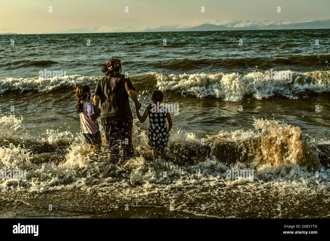 Sevan-See, Armenien, 24. Juni 2021:von den Strahlen der untergehenden ...