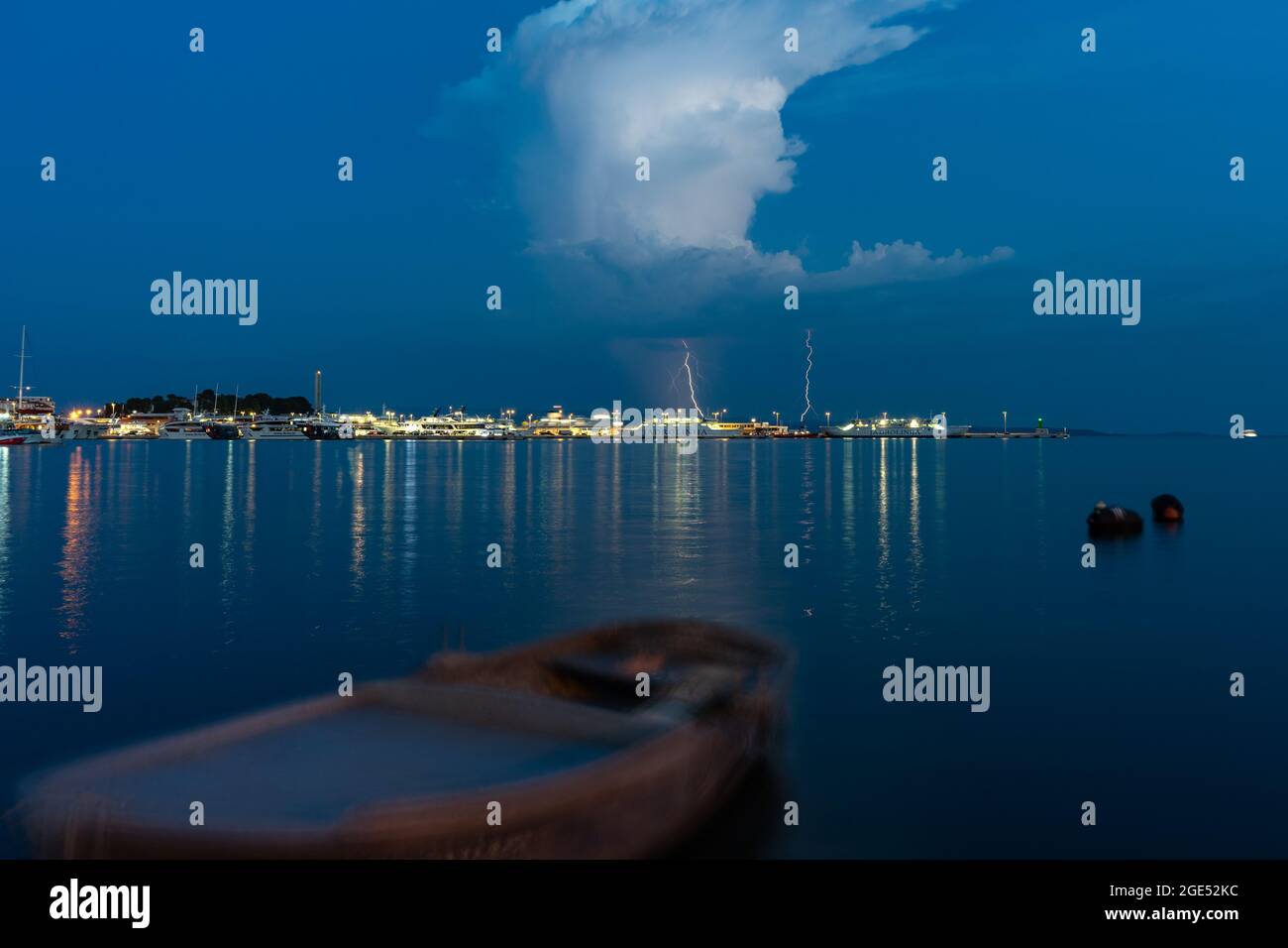 Blitz und fahrende Boot auf dem Meer mit schönen Wolken in Split ...