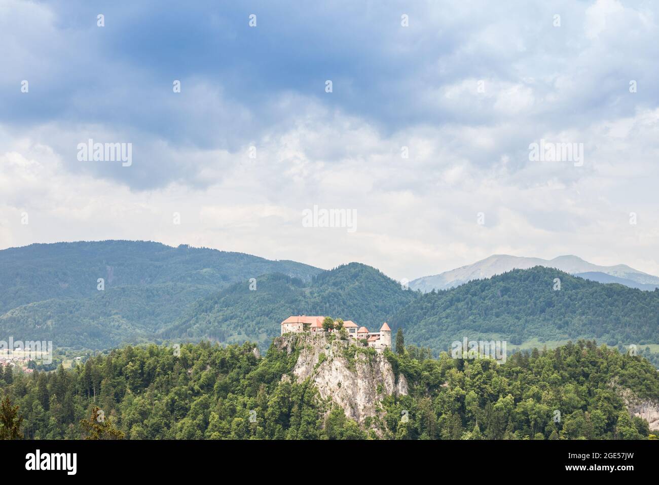 Bild der bluteten Burg in Bled, Slowenien. Die Burg Bled ist eine ...