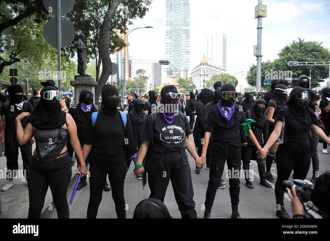 Members femen feminist protest group -Fotos und -Bildmaterial in hoher ...