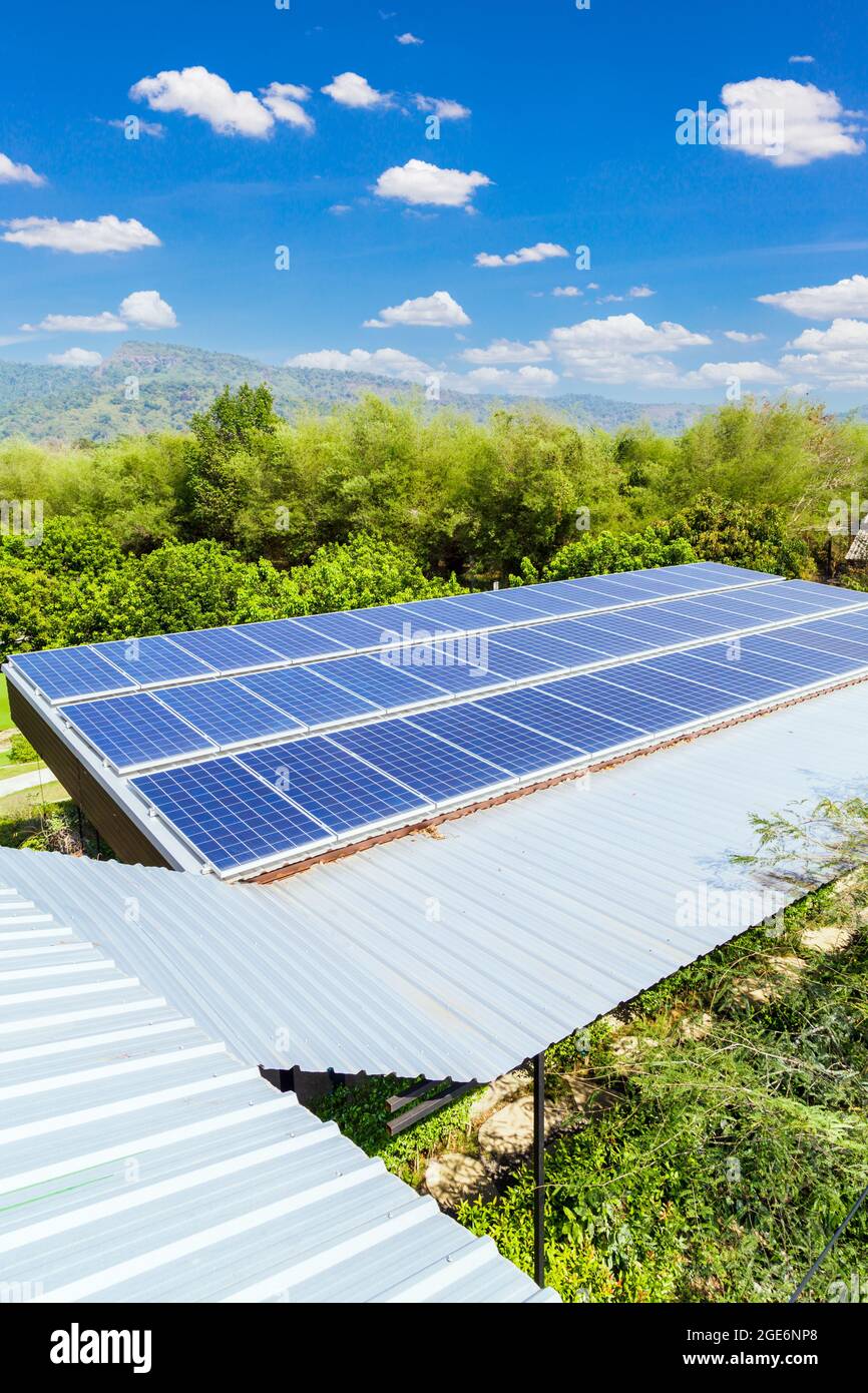 Solar-Photovoltaik-Paneele auf dem Dachhaus. Alternative ...