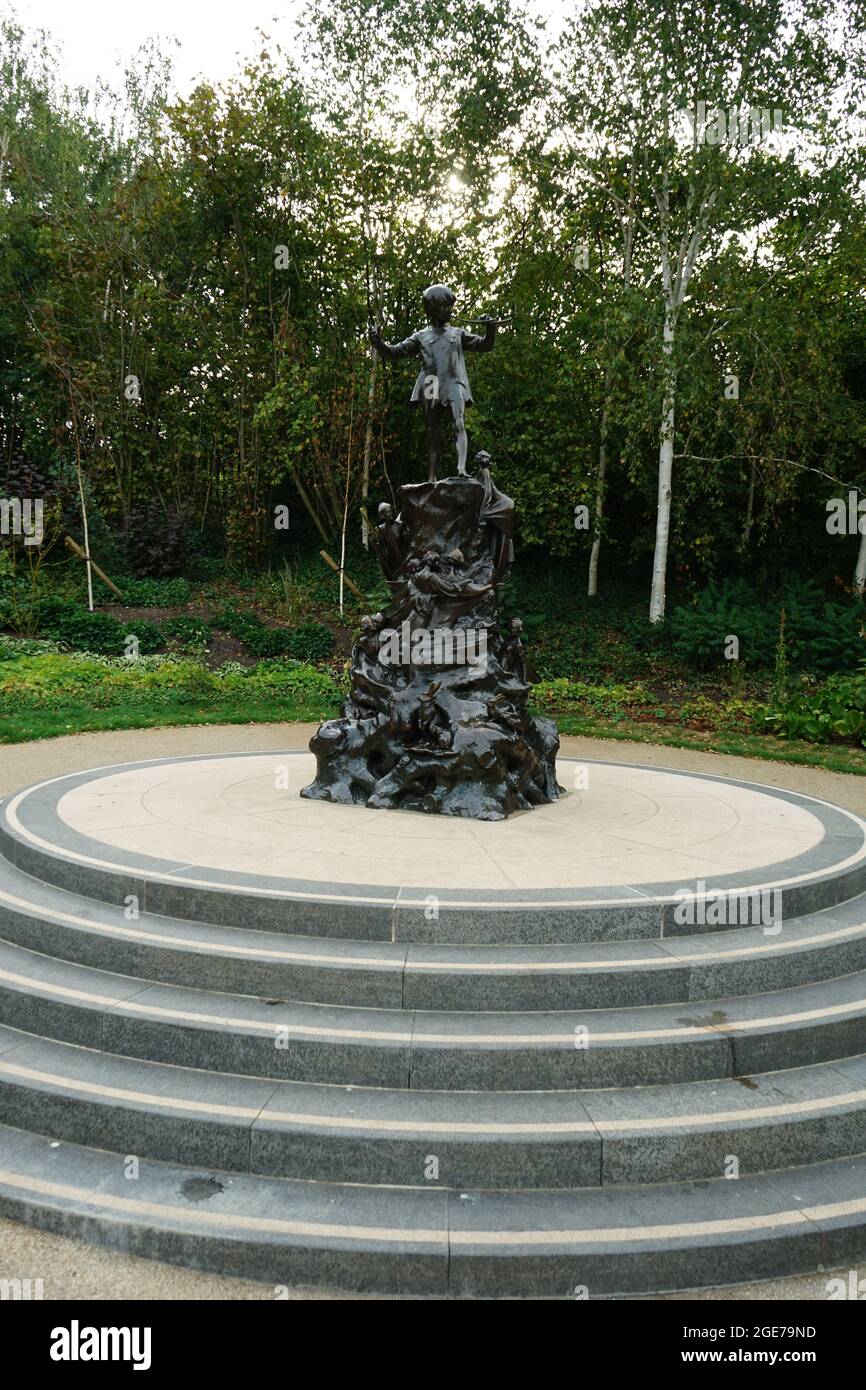 Peter pan statue kensington gardens -Fotos und -Bildmaterial in hoher ...