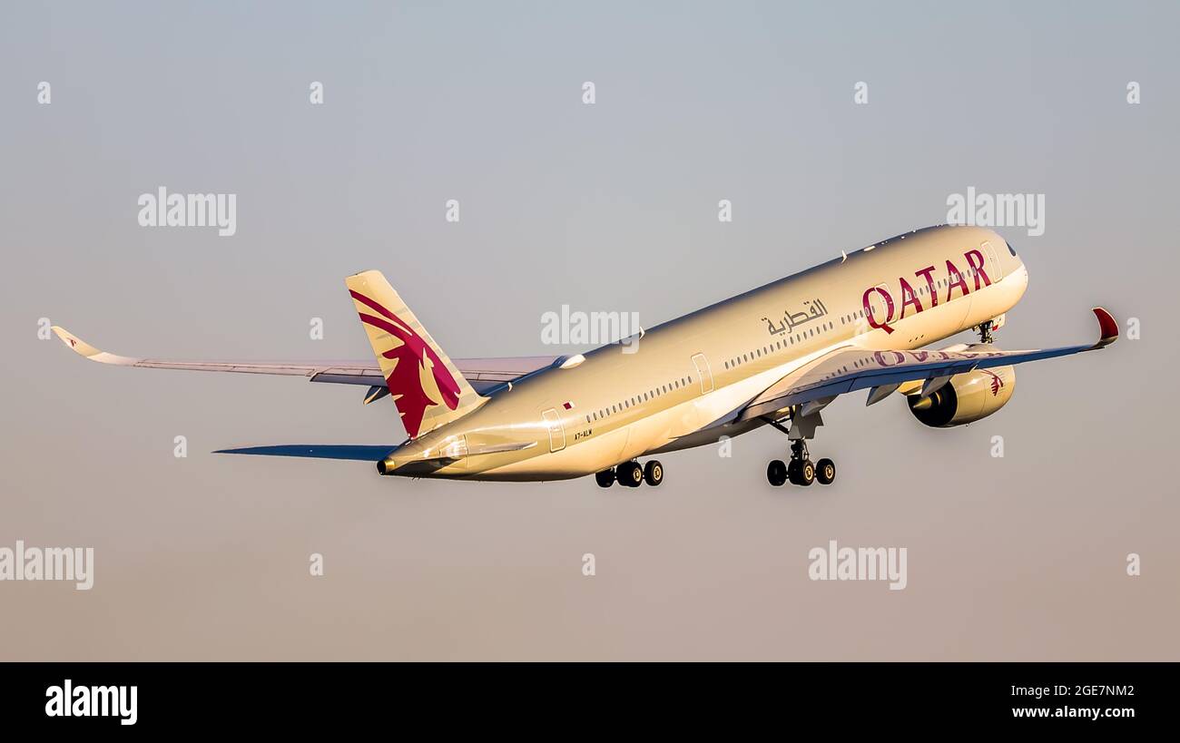 Qatar airlines cabin crew -Fotos und -Bildmaterial in hoher Auflösung ...
