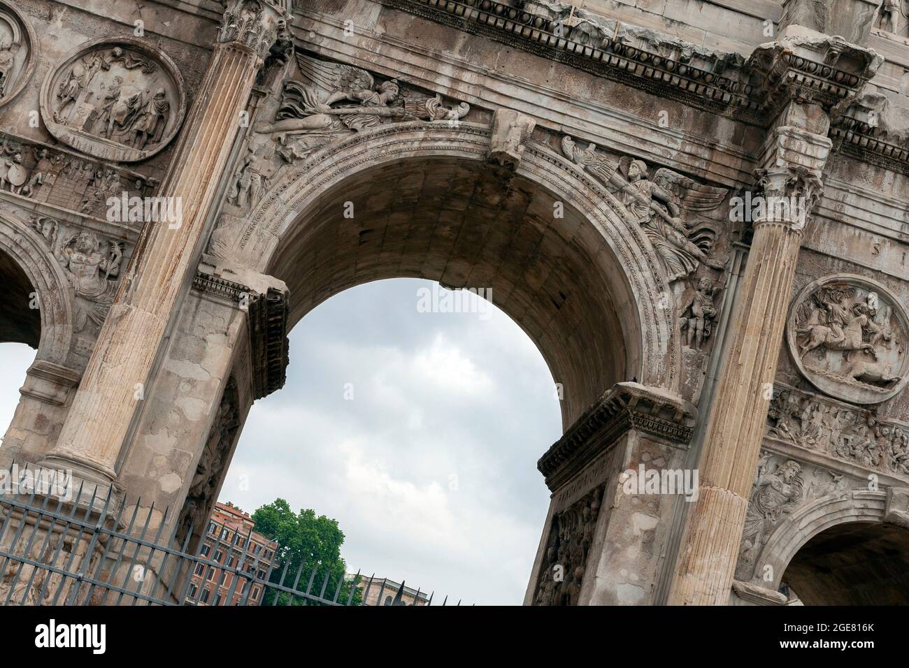 Konstantinbogen an einem bewölkten Sommertag in Rom. Der Arco di ...