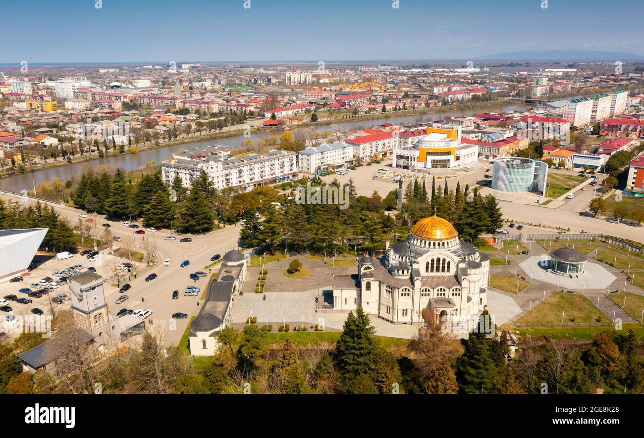Luftaufnahme von Poti Stadtbild mit orthodoxer Kathedrale, Georgien ...