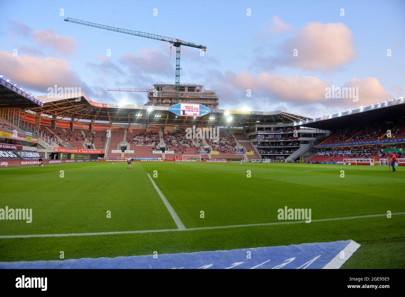 Stadion waregem -Fotos und -Bildmaterial in hoher Auflösung – Alamy