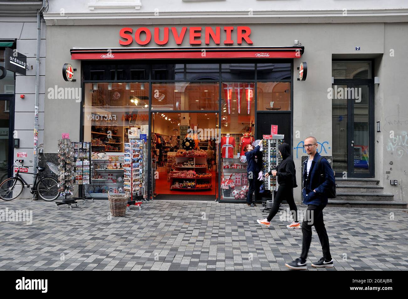 Souvenir shop copenhagen denmark -Fotos und -Bildmaterial in hoher ...
