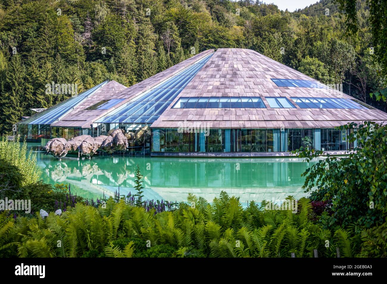 Red Bull Headquarters der Komplex mit den vulkanartigen Gebäuden an der ...