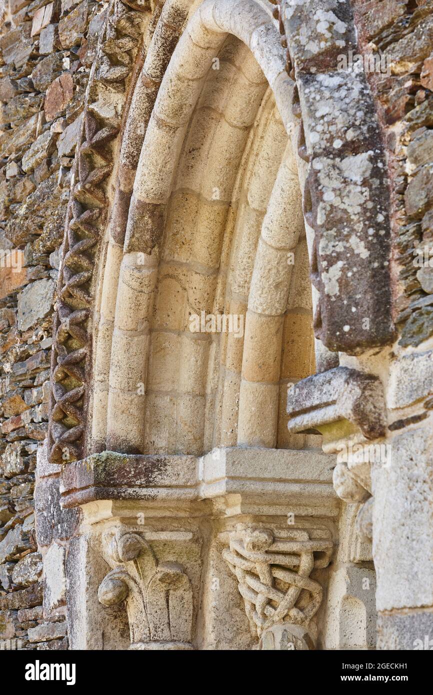 Romanischer Bogen. Die Kirche San Xoan da Cova. Ribeira sacra. Spanien ...