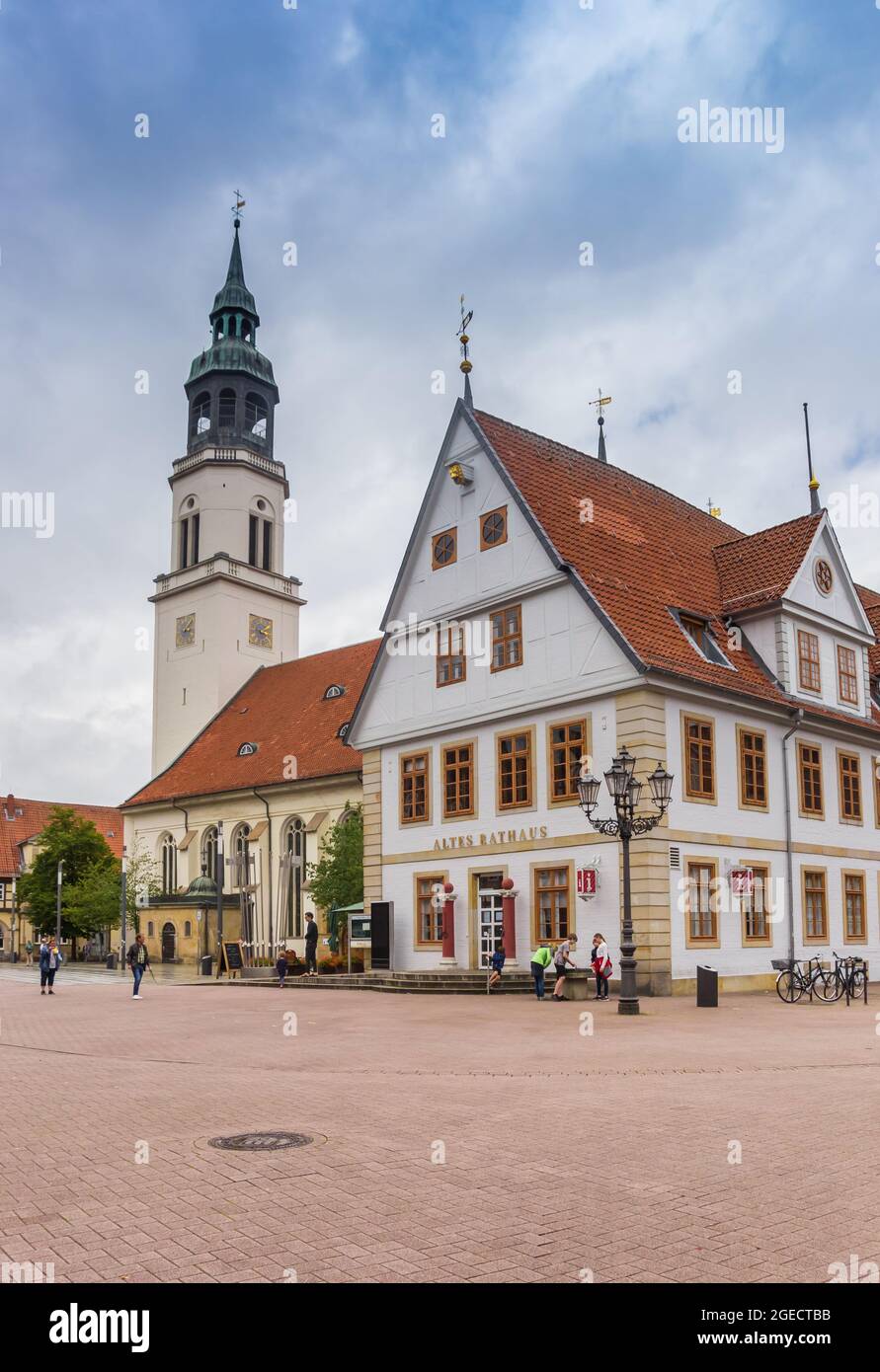 Rathaus und Kirchturm im historischen Zentrum von Celle, Deutschland ...