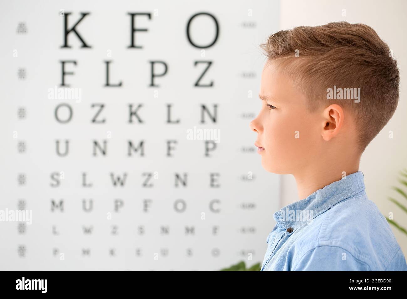 Kleiner Junge, der in der Klinik einen Augentest macht Stockfotografie ...