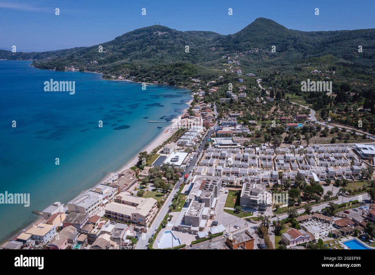 Luftdrohnenansicht des Messonghi Resort Village, Korfu Insel in ...