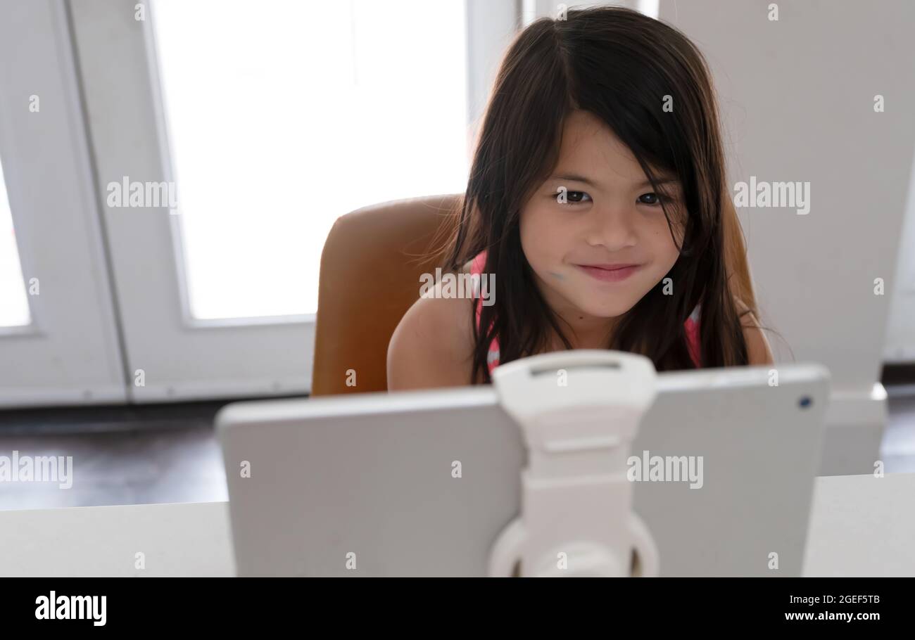 Biracial girl -Fotos und -Bildmaterial in hoher Auflösung – Alamy