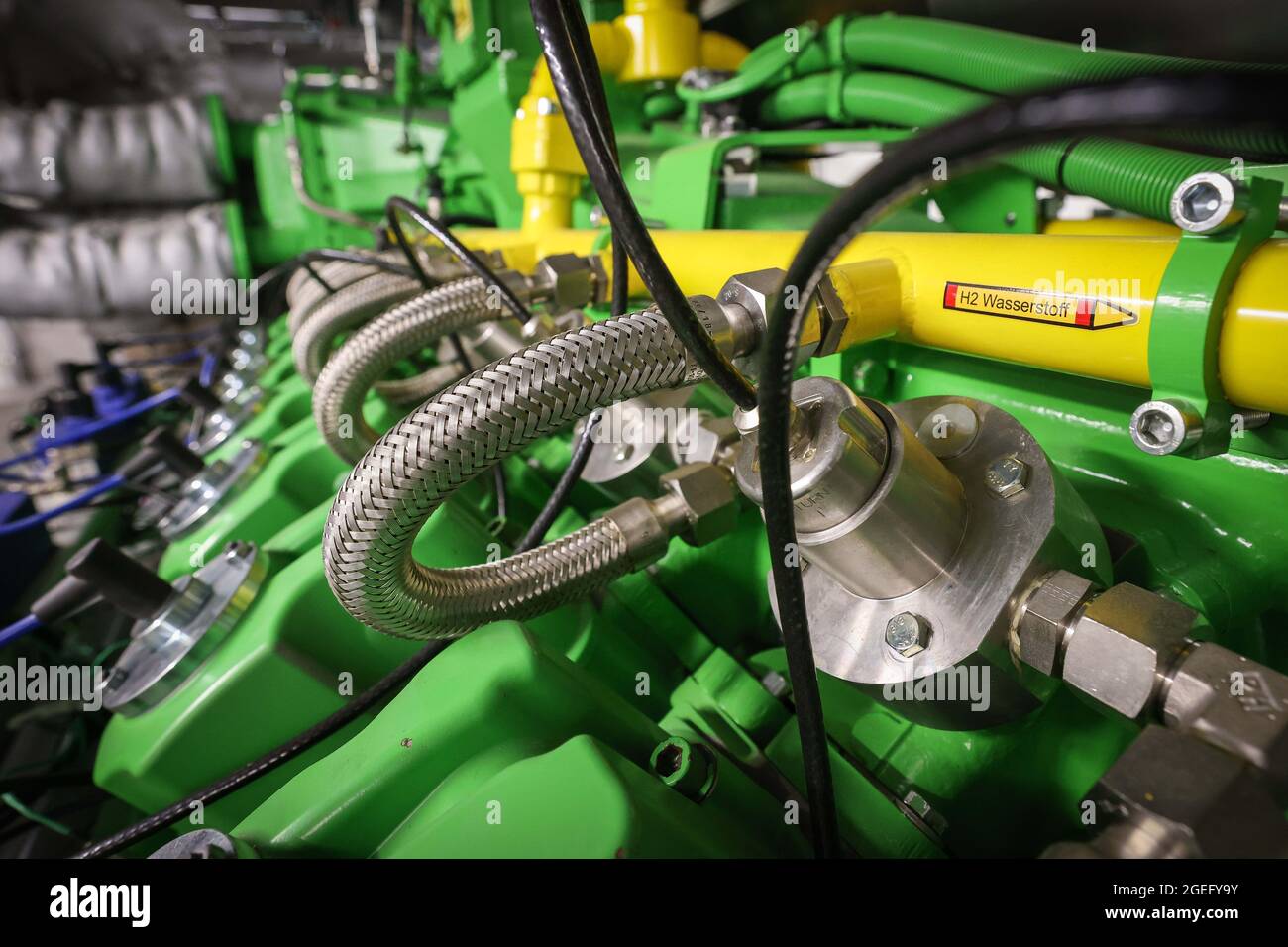 Hamburg, Deutschland. August 2021. Rohre mit Strömungsrichtungen für ...