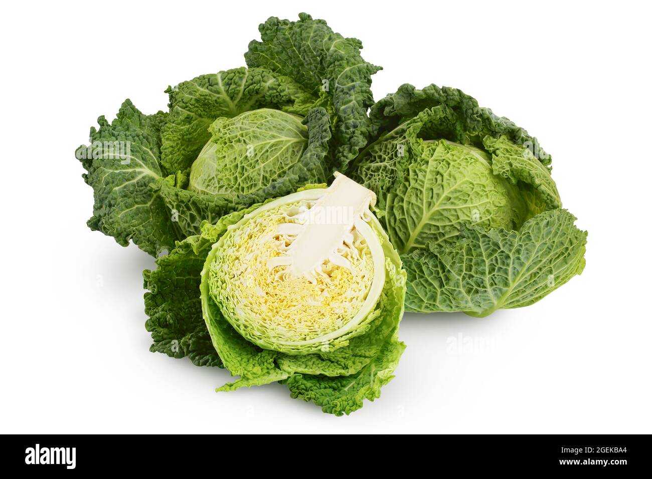 Wirsing mit halb isoliert auf weißem Hintergrund mit Schnittpfad und ...