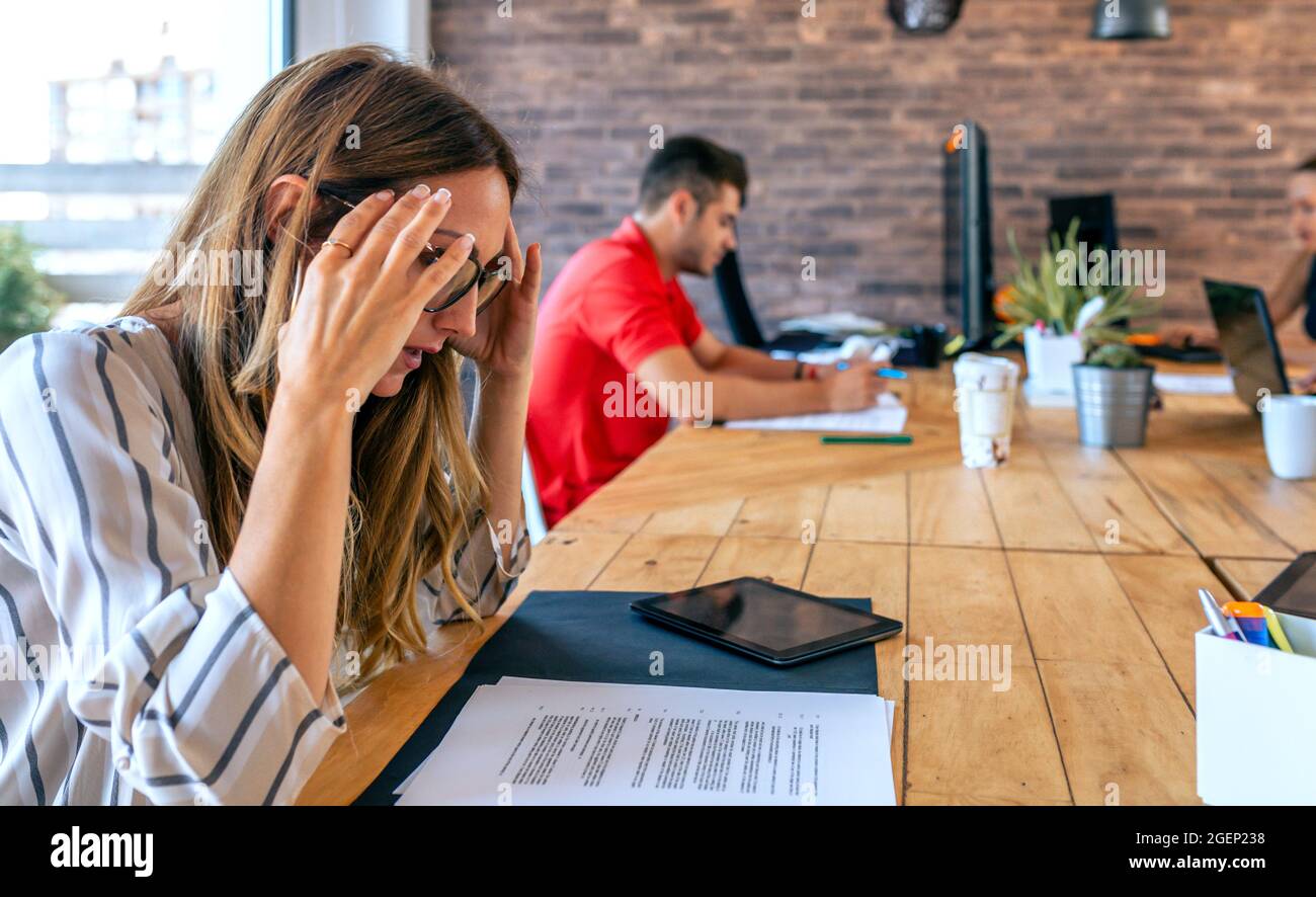 Menschen gestresst -Fotos und -Bildmaterial in hoher Auflösung – Alamy