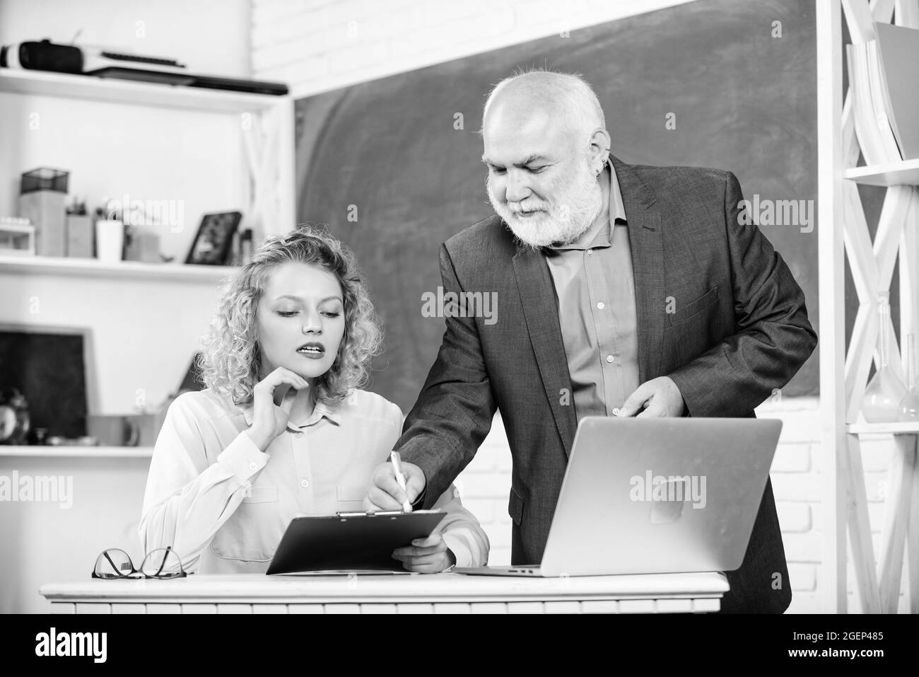 Prüfung bestehen. Mann reife Schullehrerin und Mädchen mit Laptop ...