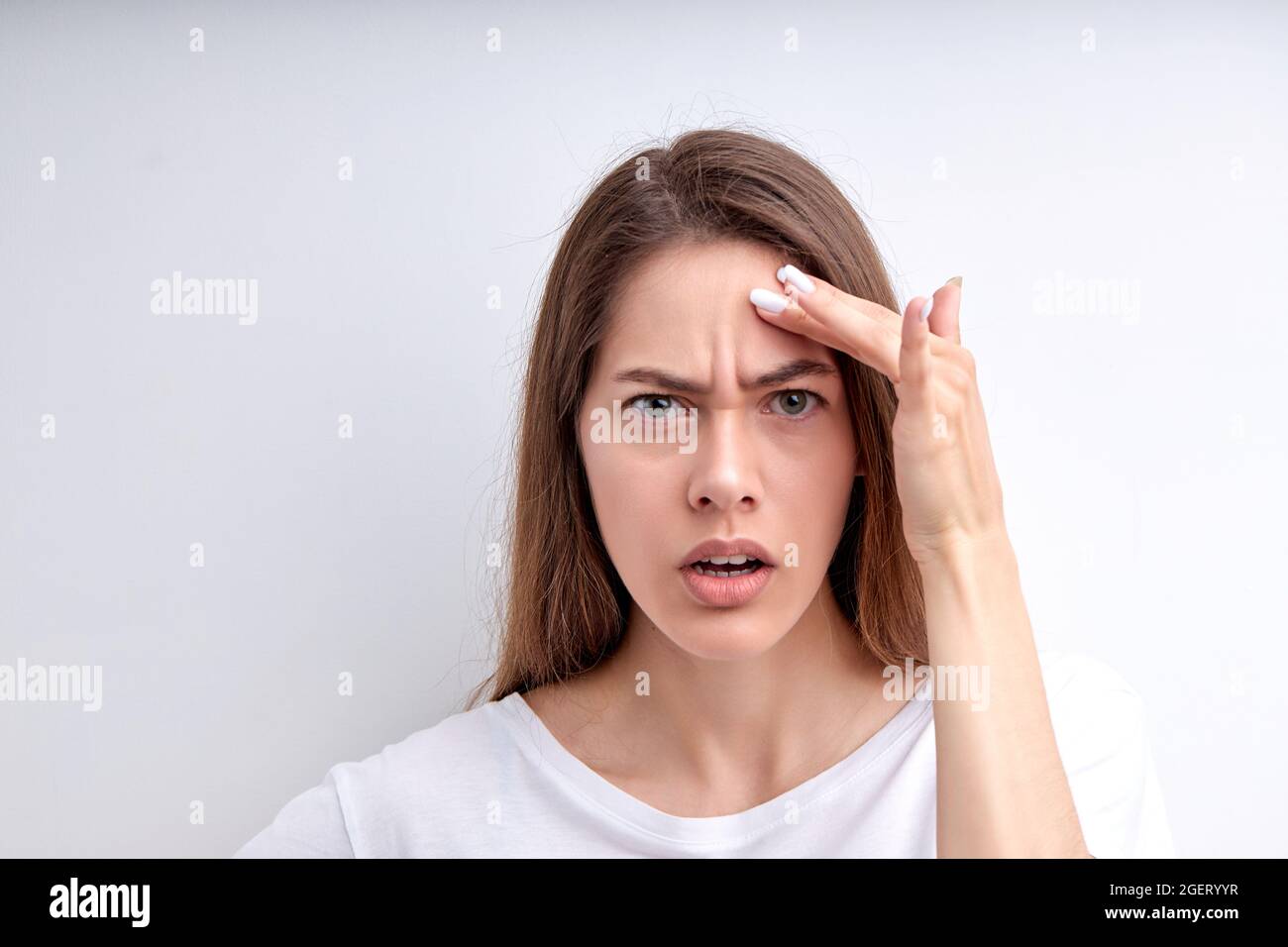 Entfernen Sie Akne, Pickel oder Flecken auf Schönheit Frau Gesicht ...