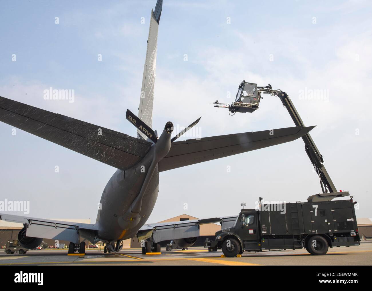 Ein 92. Airman-Flugzeug-Wartungsgeschwader betreibt eine Enteizmaschine ...