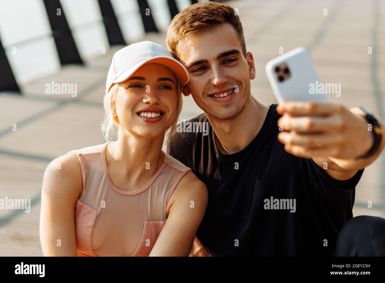 Attraktive junge Sportler, Männer und Frauen, die sich nach dem ...