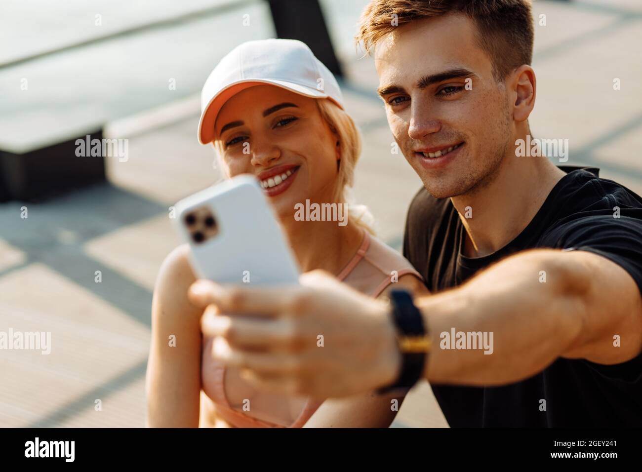 Attraktive junge Sportler, Männer und Frauen, die sich nach dem ...