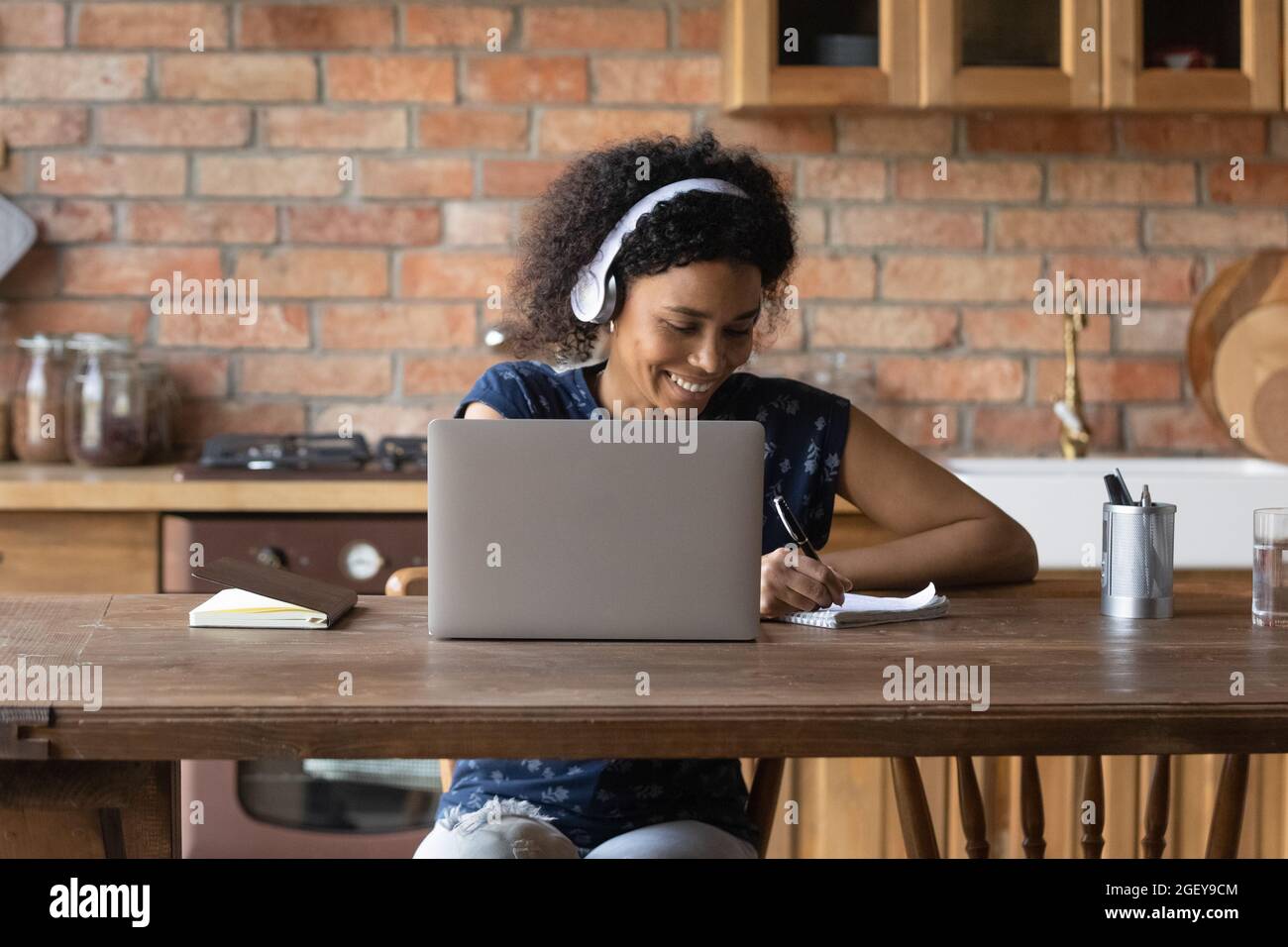 Schwarzes mädchen schreiben -Fotos und -Bildmaterial in hoher Auflösung – Alamy