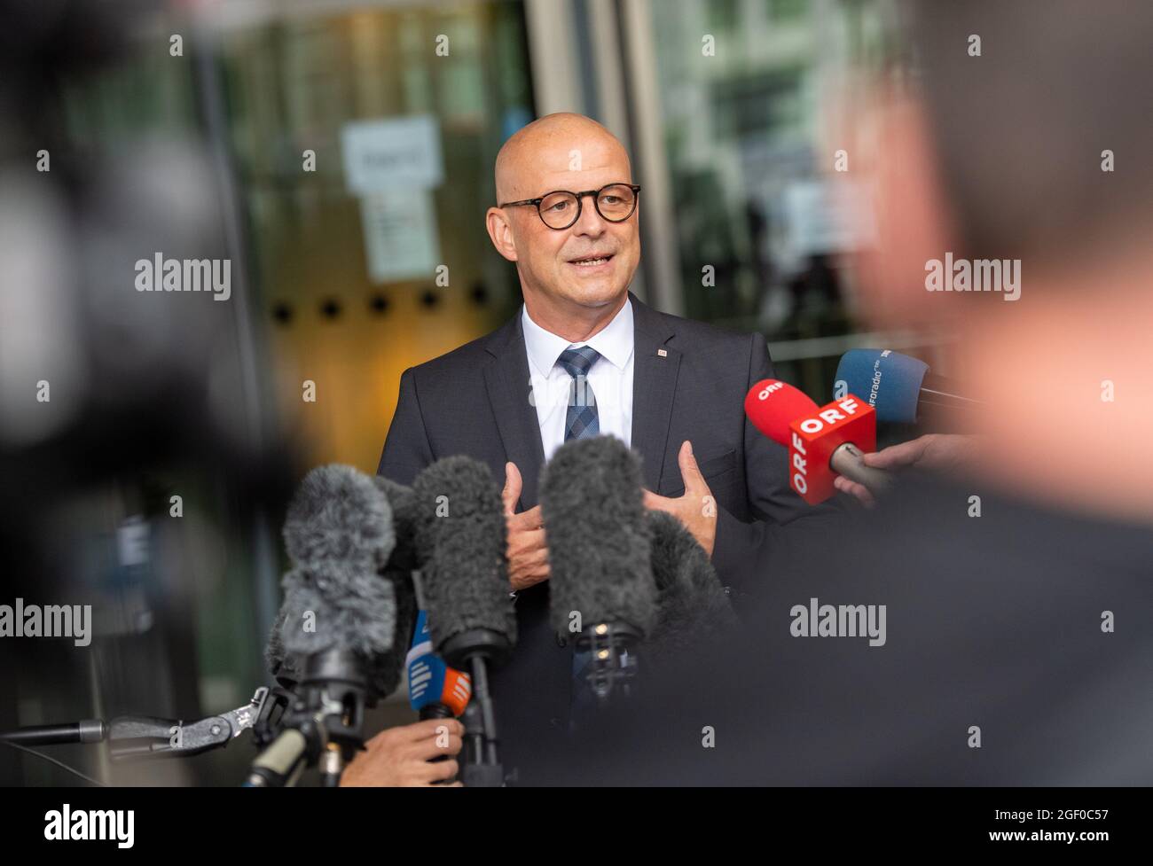 Berlin, Deutschland. August 2021. Martin Seiler (M), Chief Human Resources Officer der Deutschen ...
