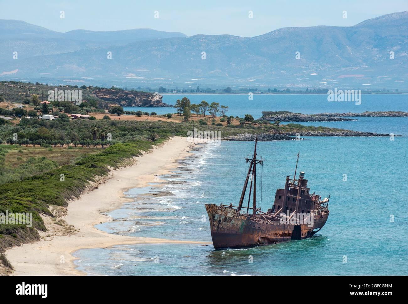 Das Schiffswrack von Dimitrios am Strand von Valtaki in der Nähe von ...