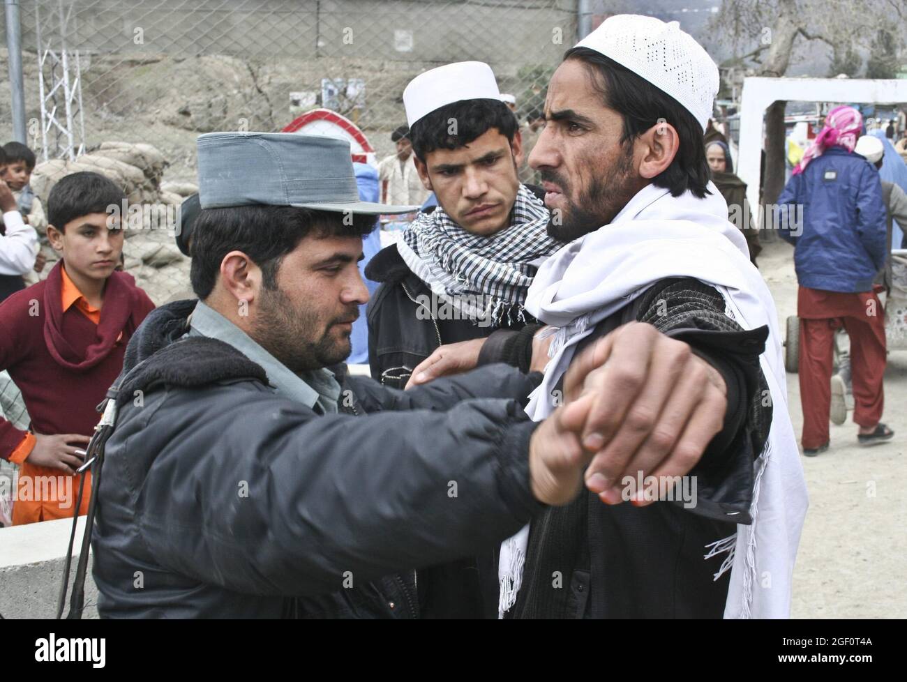 Ein afghanischer Zollpolizist, links, durchsucht am 7. März einen ...