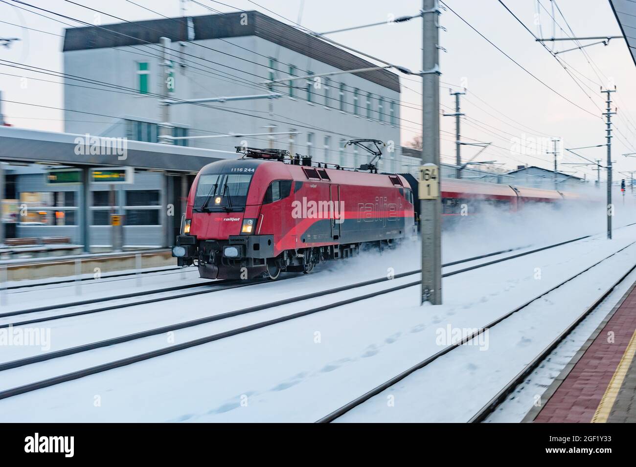 st.valentin, österreich, 12. dezember 2021, oebb railjet vorbei am ...