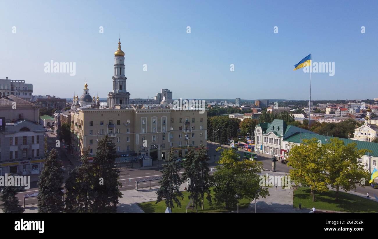 CHARKIW, UKRAINE - 20. AUGUST 2021: Tag der Flagge. Ukrainische gelbe ...