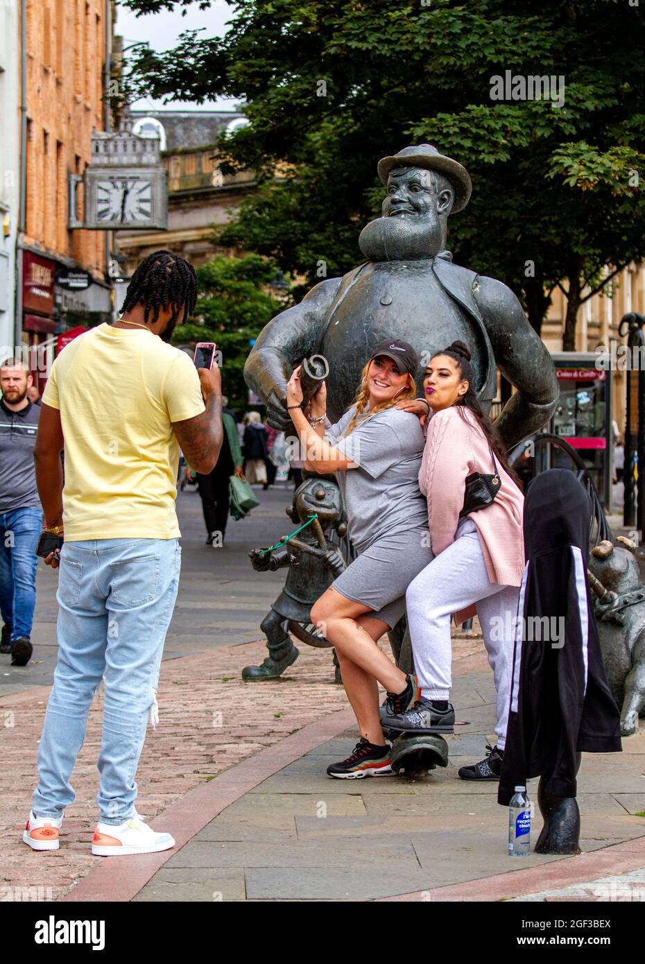 Frauen bei verzweifelter dan statue -Fotos und -Bildmaterial in hoher ...