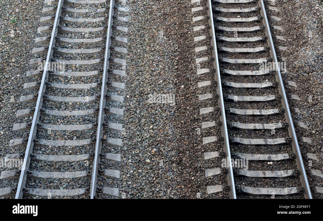 Zwei parallele gleise -Fotos und -Bildmaterial in hoher Auflösung – Alamy