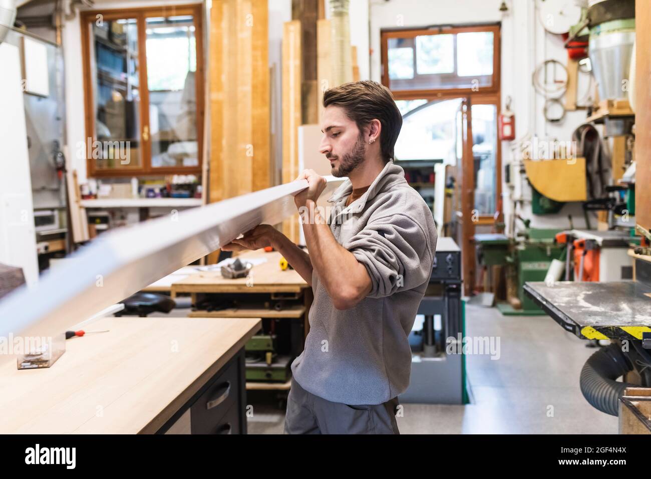 Carpenter carrying -Fotos und -Bildmaterial in hoher Auflösung – Alamy