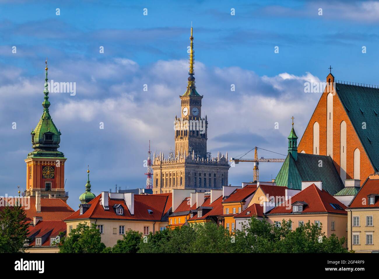 Stadtglockenturm wahrzeichen im hintergrund -Fotos und -Bildmaterial in hoher Auflösung – Alamy