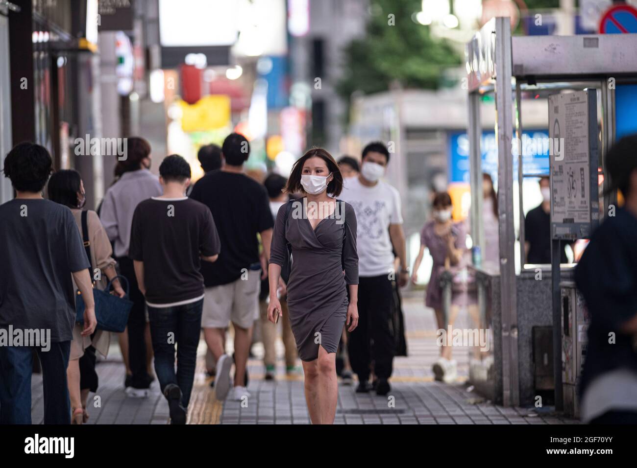 Menschen in der Straße von Tokio mit einer Maske und in Zeiten der ...