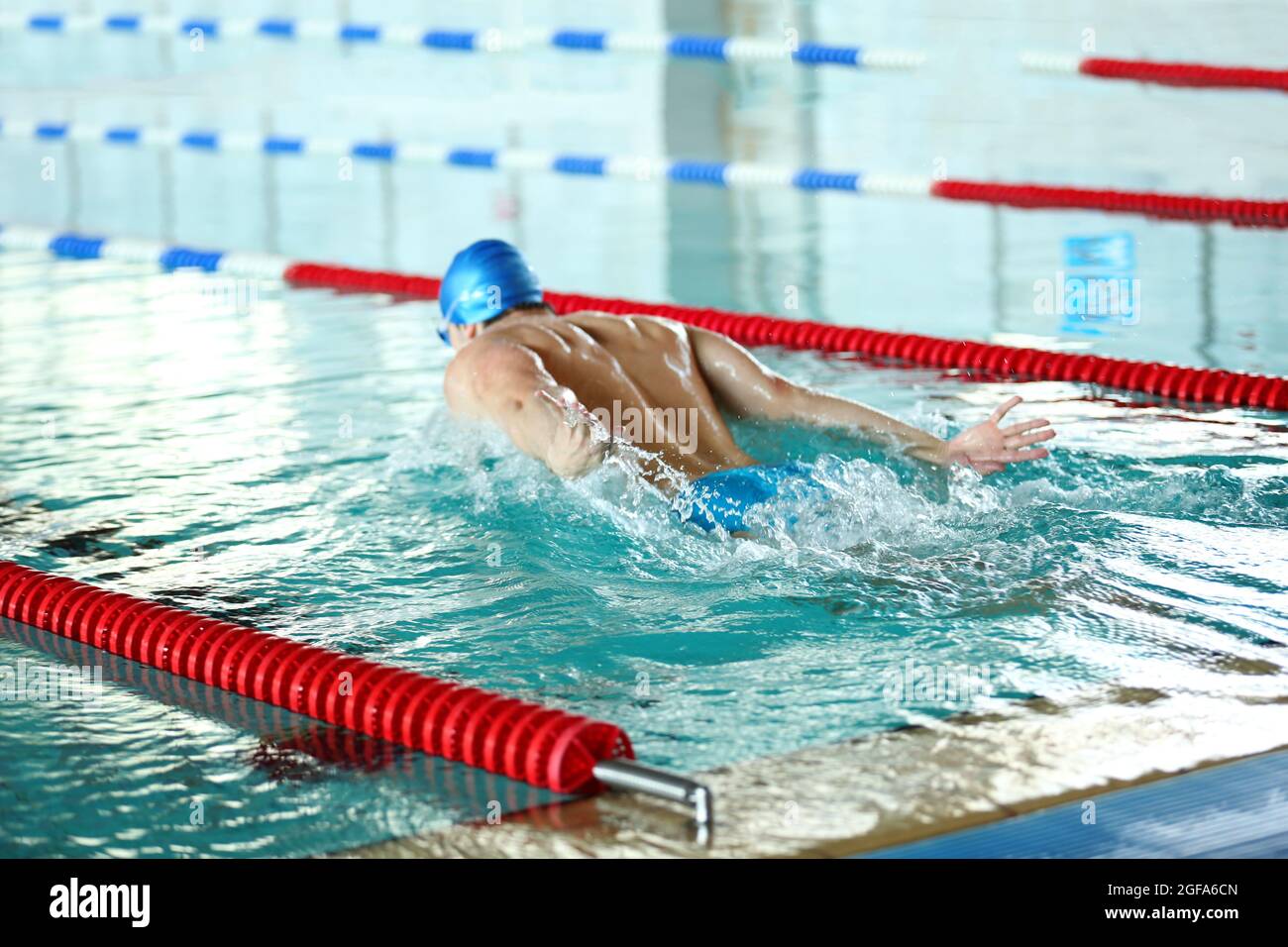 Sportlicher junger mann in badehose -Fotos und -Bildmaterial in hoher ...